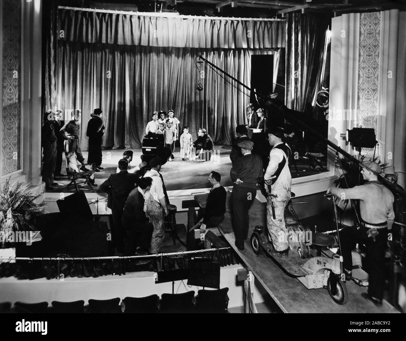 BEGINNER'S LUCK, center from left: The Cabin Kids, Spanky McFarland, director Gus Meins on set ...