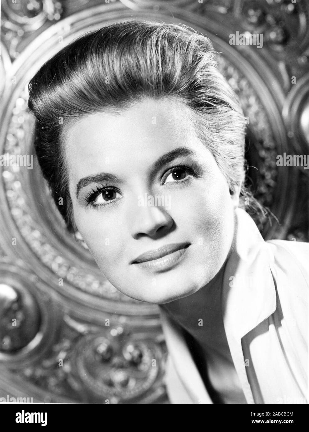THE BRAMBLE BUSH, Angie Dickinson, 1960 Stock Photo - Alamy