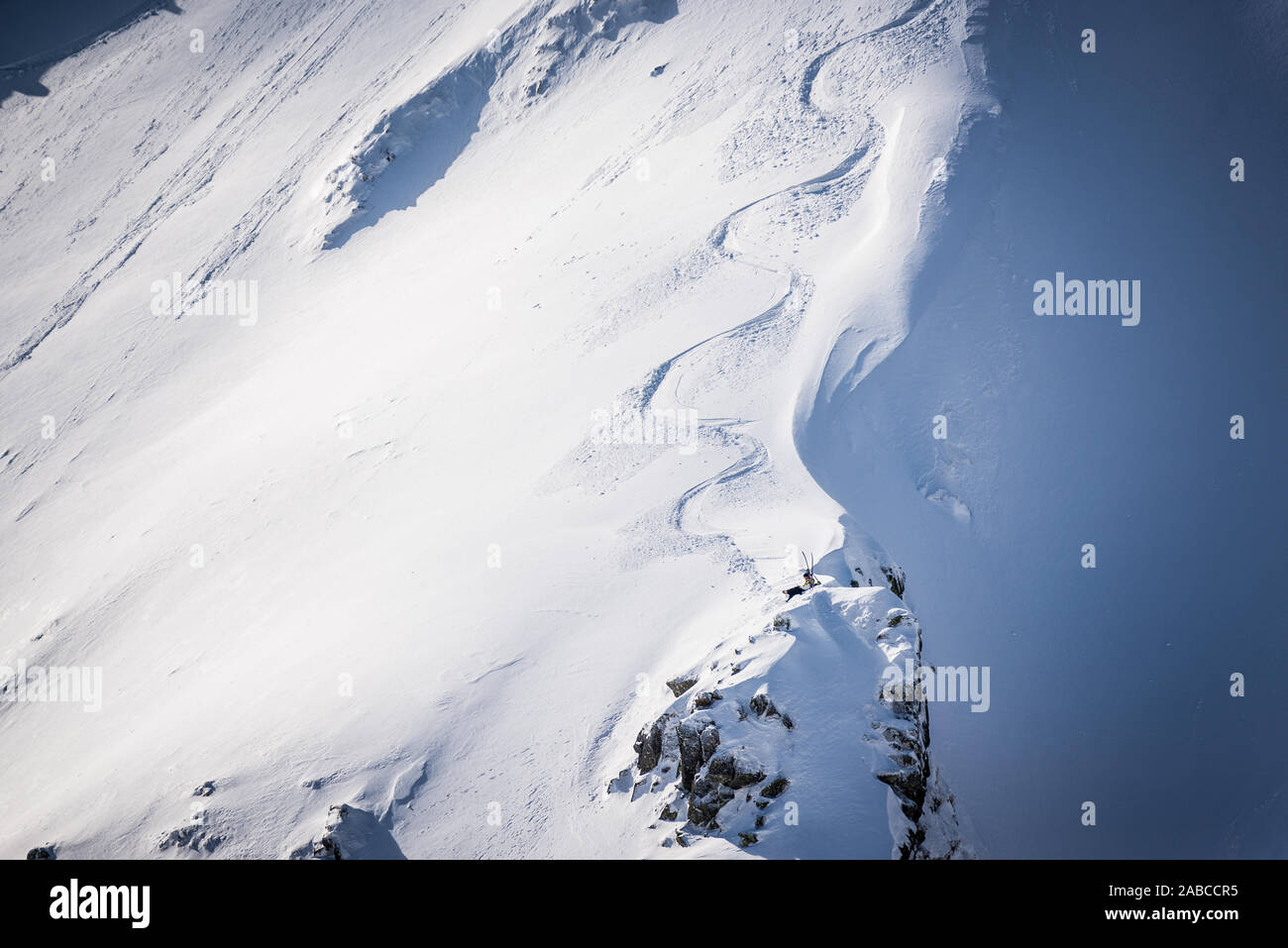 Freeride skier chilling on the cliff of slope Stock Photo - Alamy