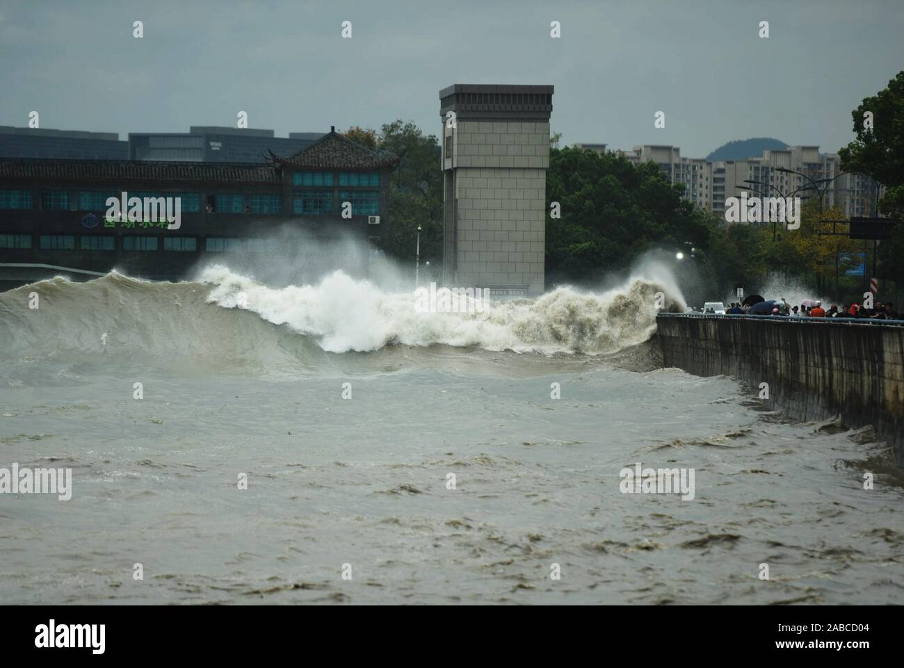 Typhoon Mitag, the 18th typhoon of the year, causes huge tidal waves in ...