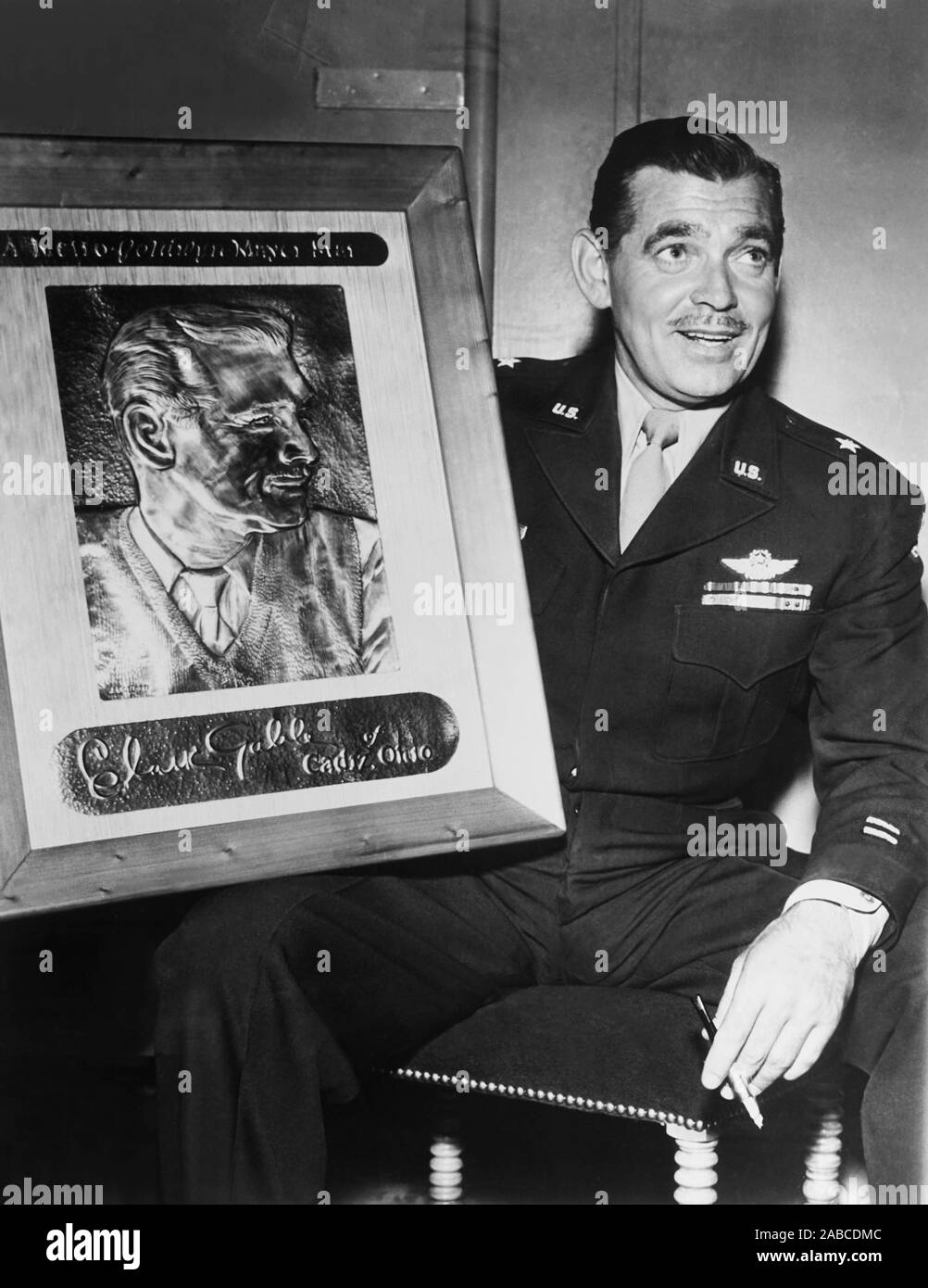 COMMAND DECISION, Clark Gable with the bronze plaque of his likeness ...