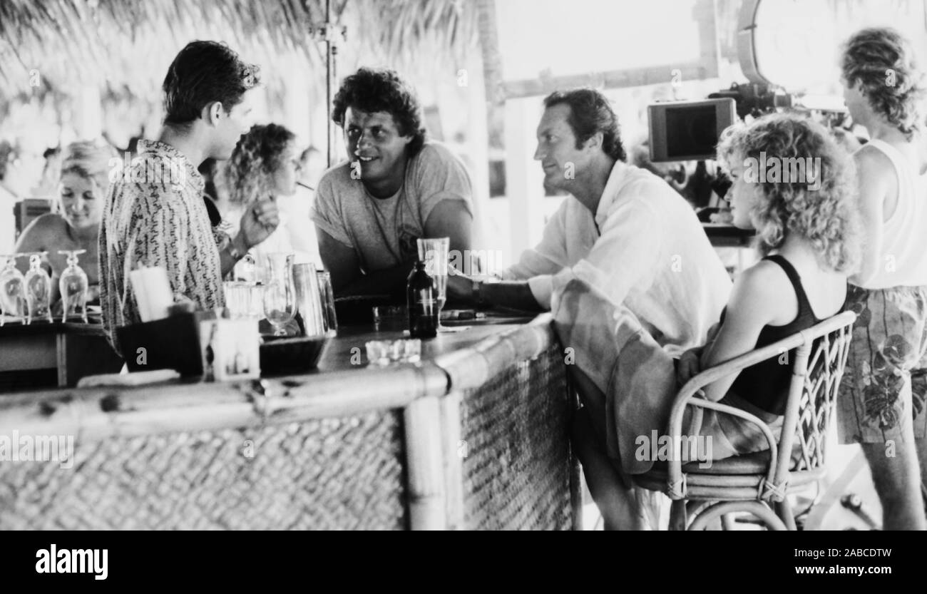 COCKTRAIL, from left: Tom Cruise, director Roger Donaldson, Bryan Brown ...