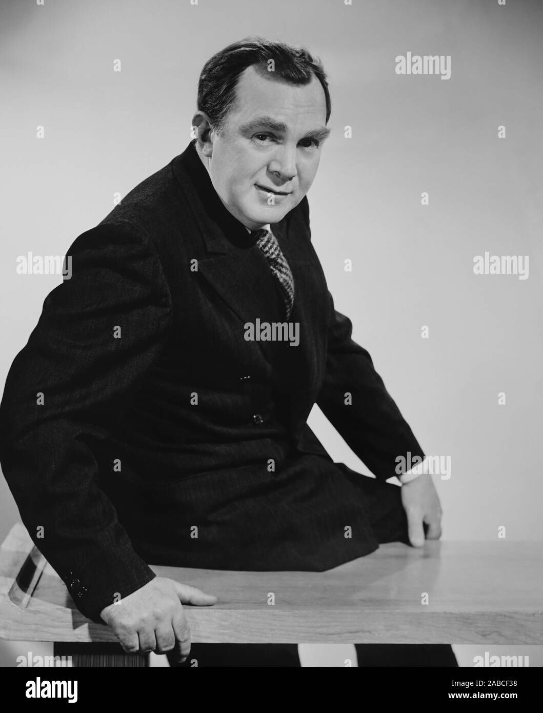 THE DARK MIROR, Thomas Mitchell, 1946 Stock Photo - Alamy