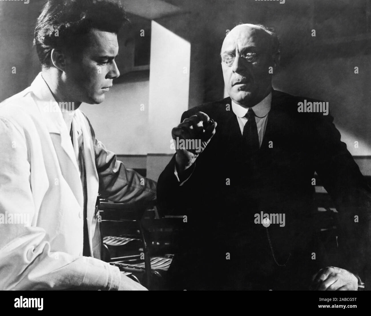 DOCOTR AT LARGE, from left: Dirk Bogarde, George Coulouris, 1957 Stock ...