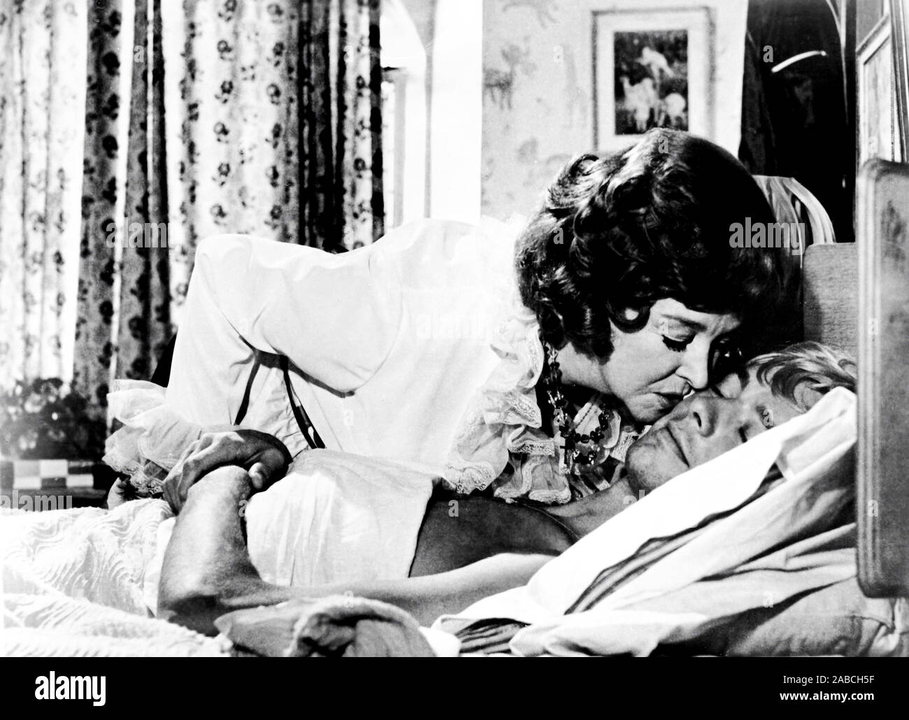 Beryl reid 1970s hi-res stock photography and images - Alamy