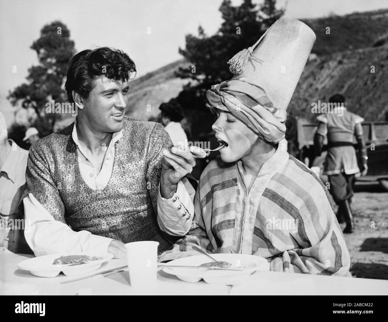 THE GOLDEN BLADE, Rock Hudson (left) and Piper Laurie eat lunch during ...