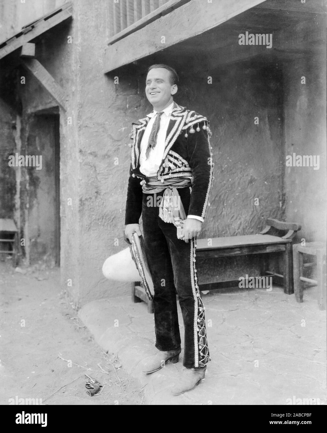 HEADIN' SOUTH, Douglas Fairbanks, Sr., 1918 Stock Photo - Alamy HEADIN' SOUTH, Douglas Fairbanks, Sr., 1918 Stock Photo - Alamy