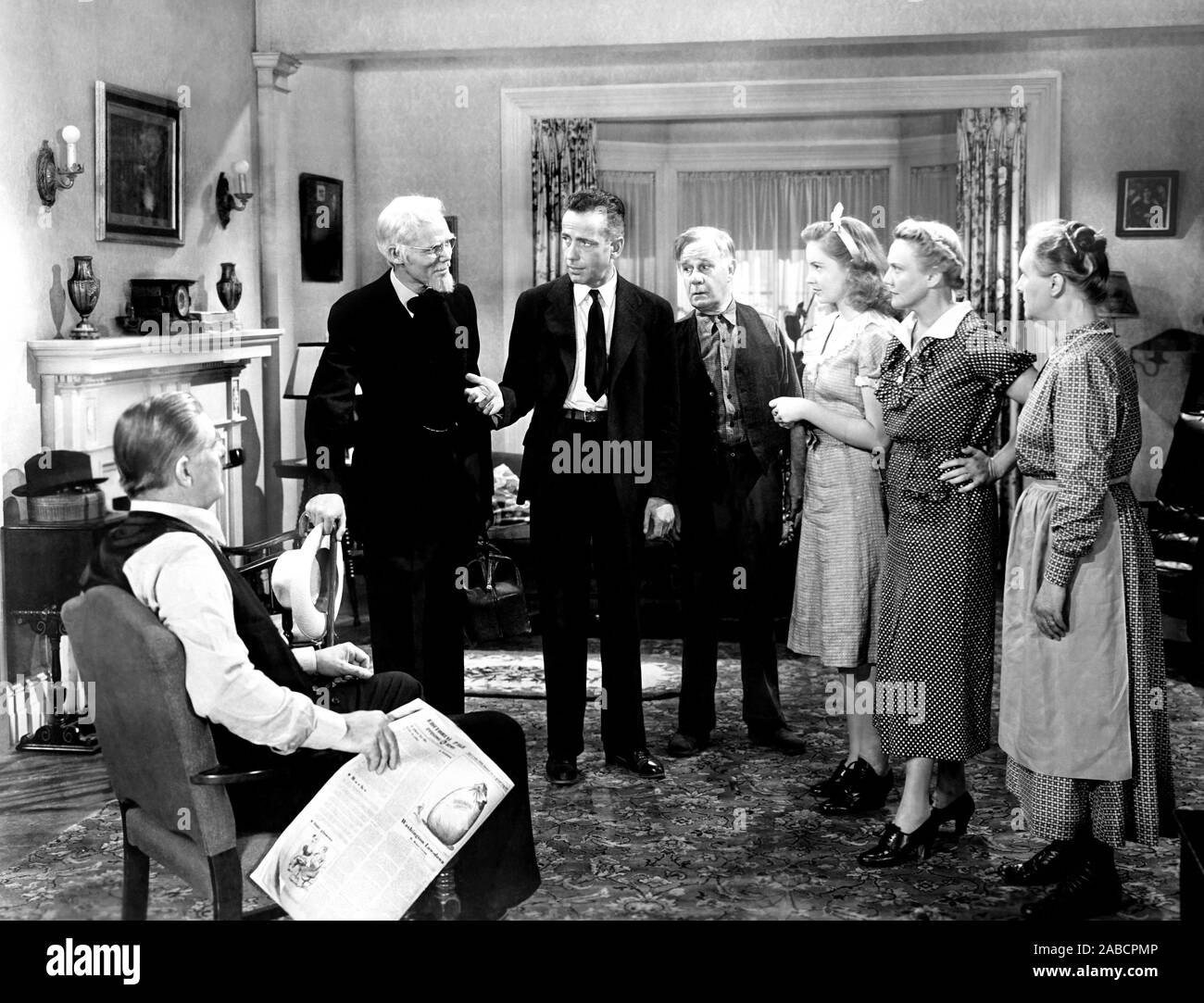 HIGH SIERRA, standing, from left, Henry Hull, Humphrey Bogart, Henry ...