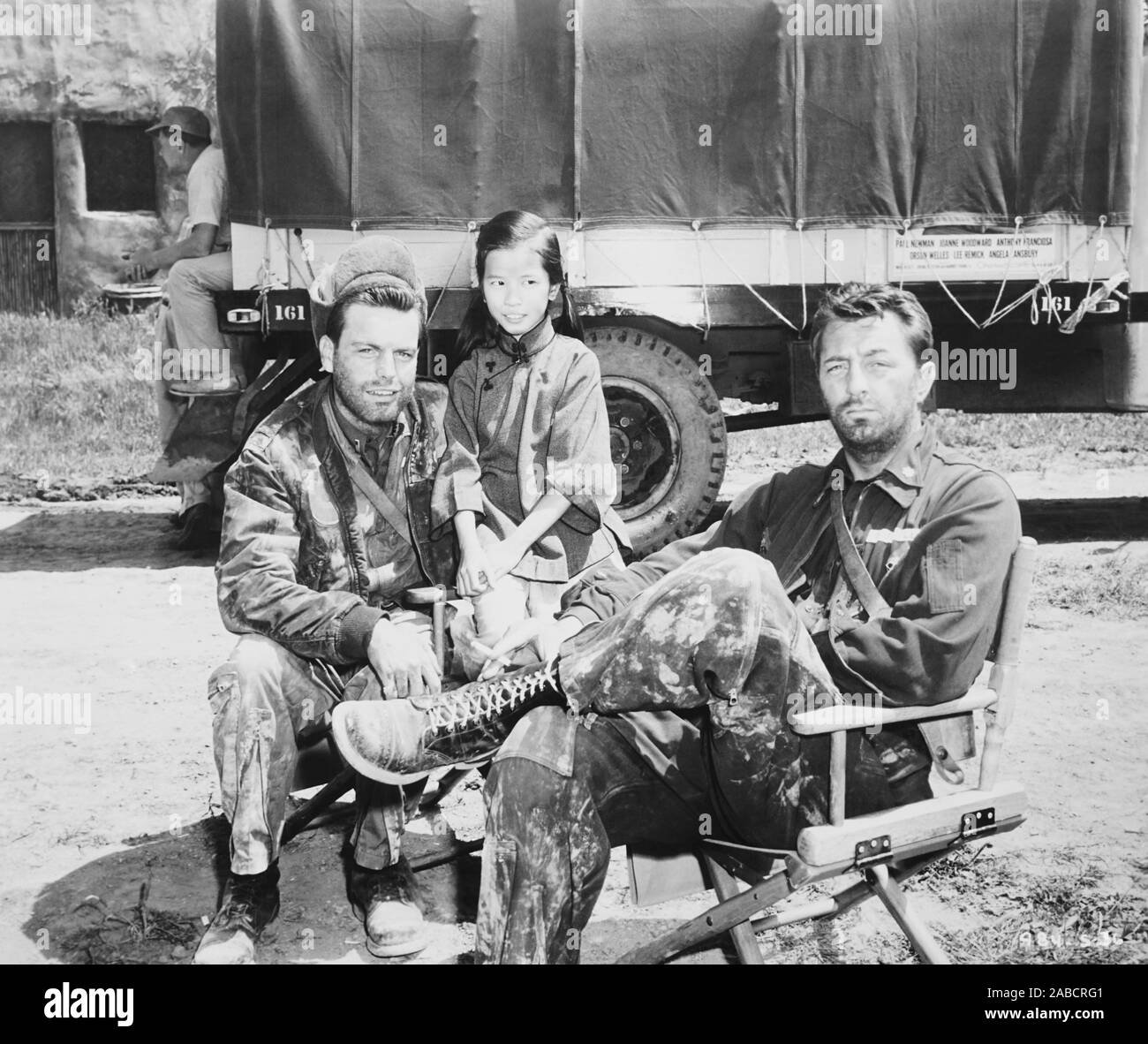 THE HUNTERS, seated from left: Robert Wagner, Robert Mitchum on set ...