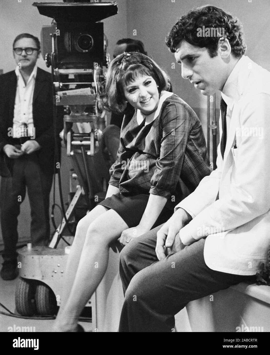 I LOVE MY WIFE, from left: director Mel Stuart (rear), Brenda Vaccaro ...