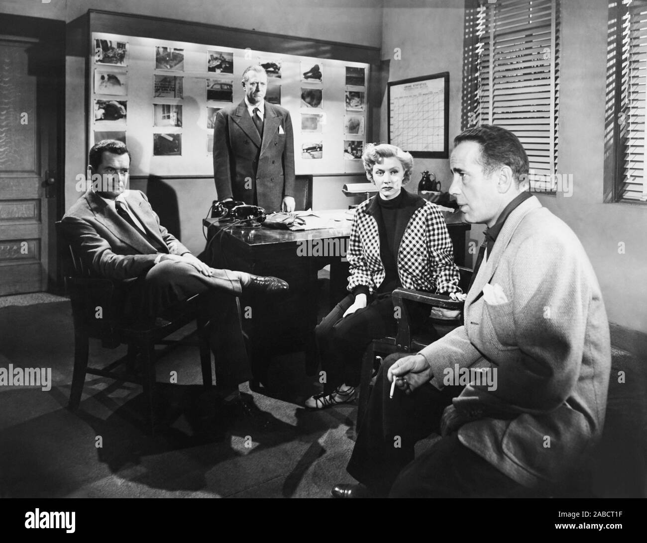 IN A LONELY PLACE, from left: Frank Lovejoy, Carl Benton Reid, Gloria ...