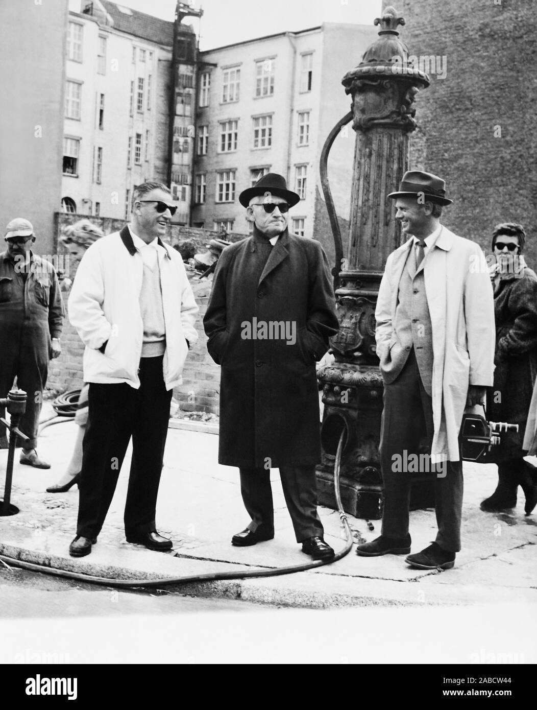 JUDGMENT AT NUREMBERG, from left: director Stanley Kramer, Spencer ...