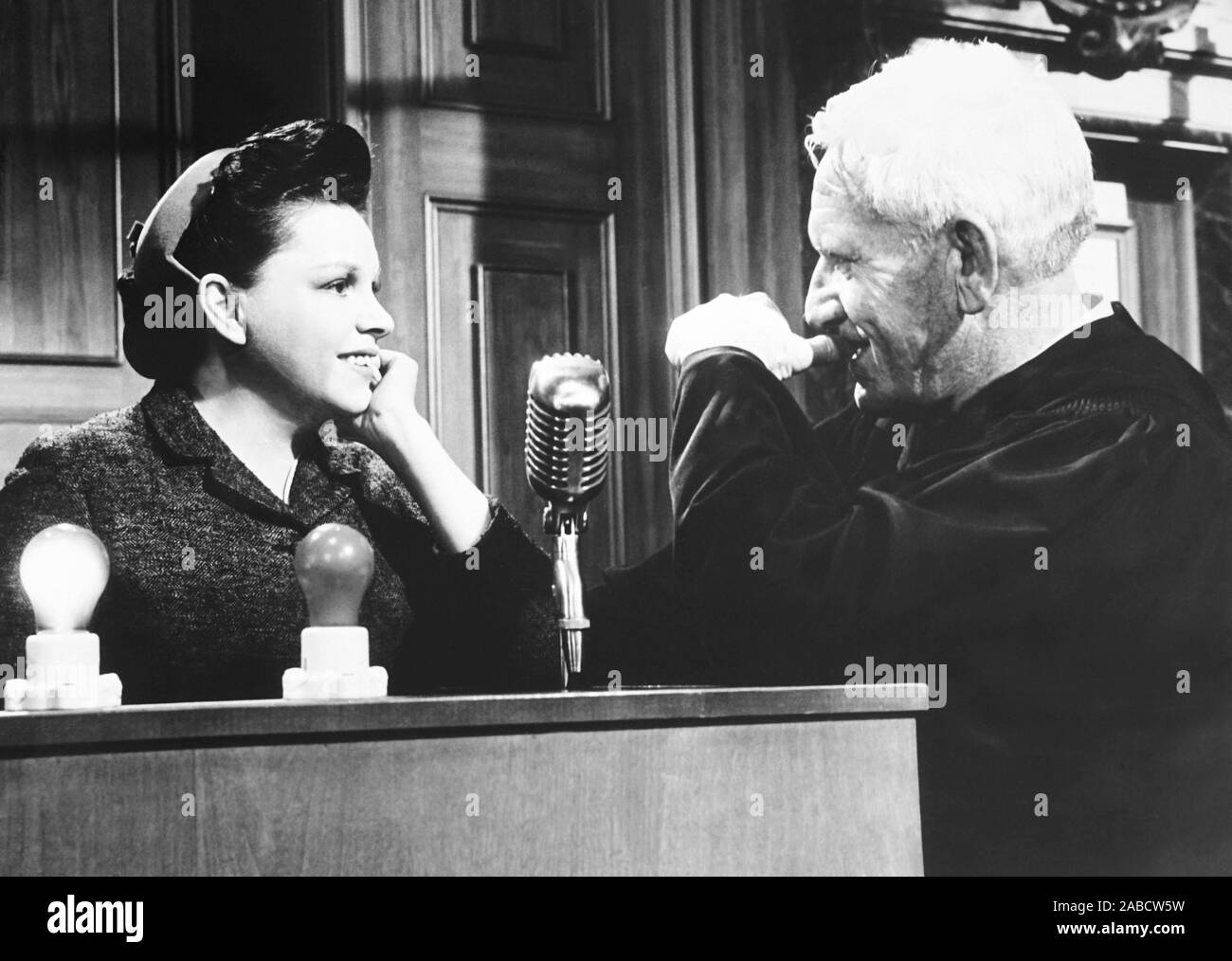 JUDGEMENT AT NUREMBERG, from left: Judy Garland, Spencer Tracy on set ...