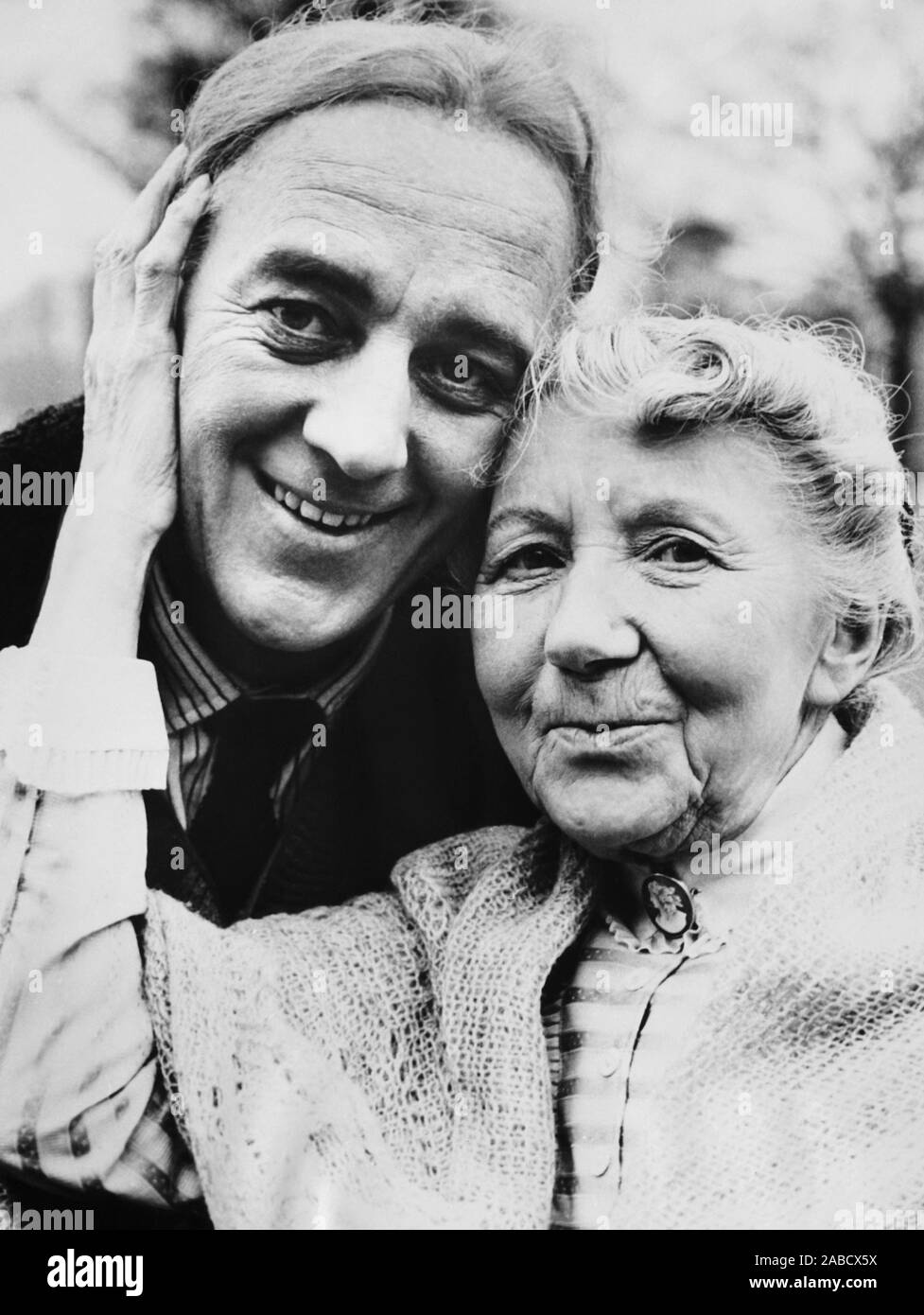 THE LADYKILLERS, from left: Alec Guinness, Katie Johnson on set, 1955 ...