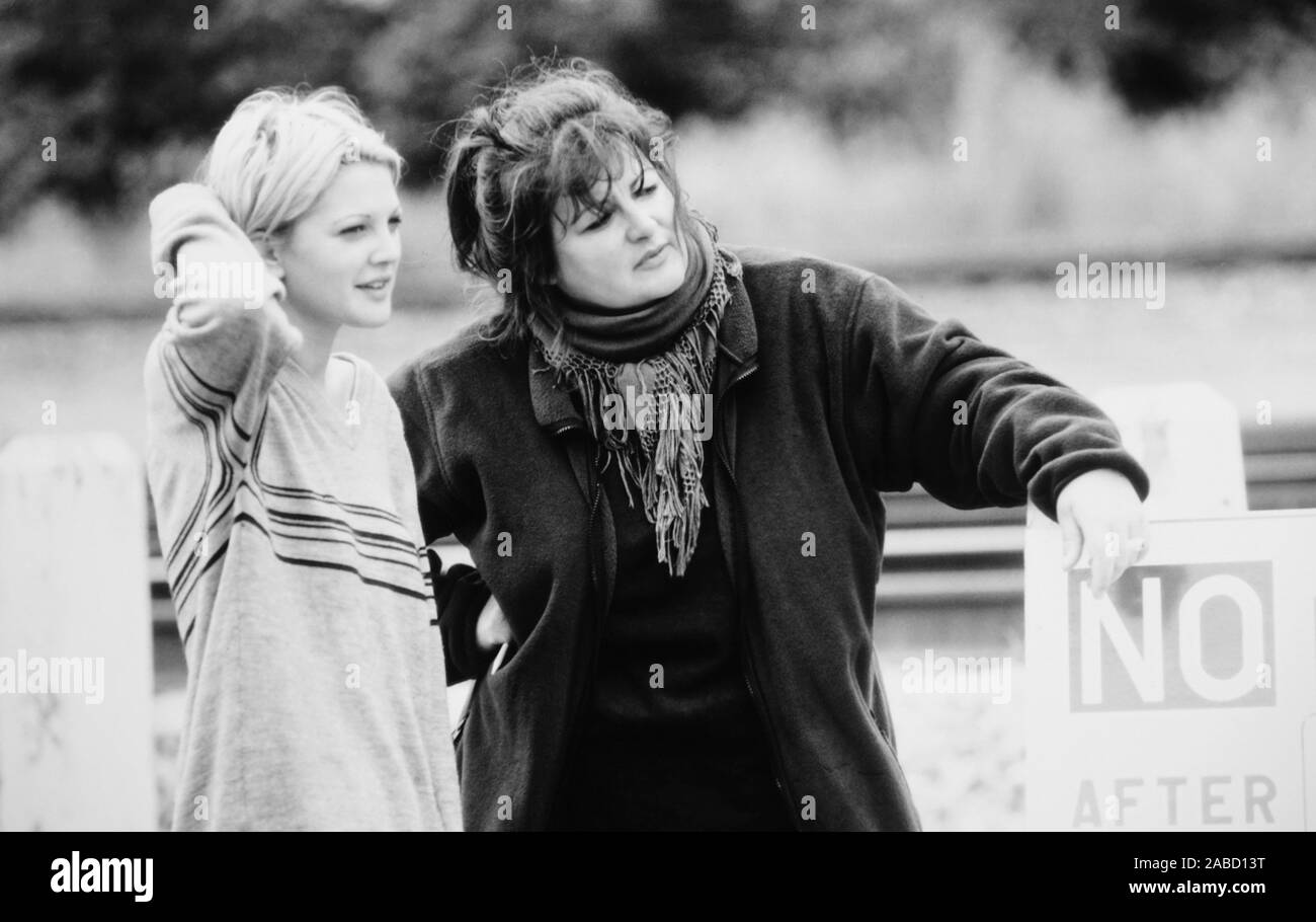 MAD LOVE, from left: Drew Barrymore, director Antonia Bird on set, 1995 ...
