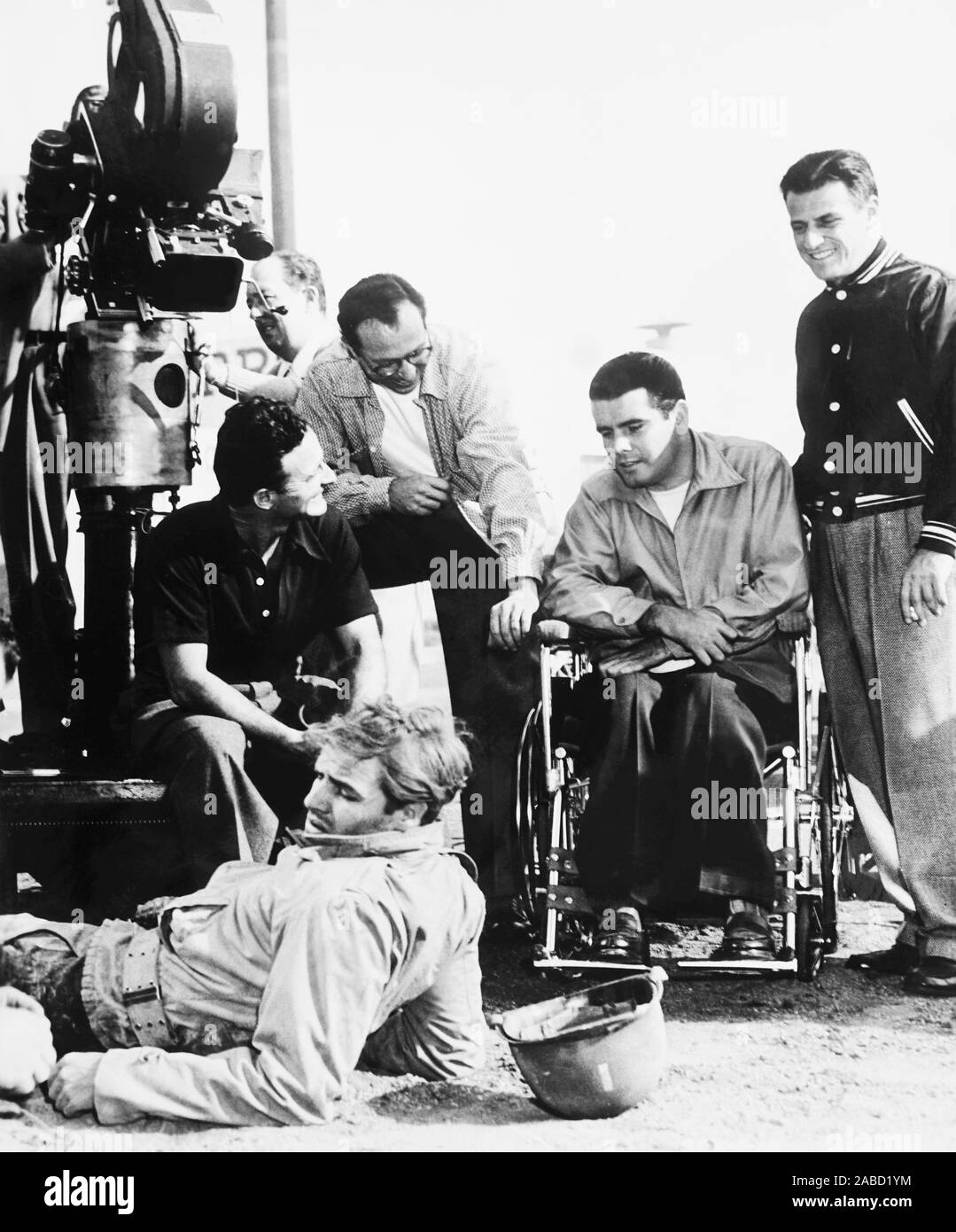 THE MEN, Marlon Brando (front), from left: director Fred Zinnemann ...