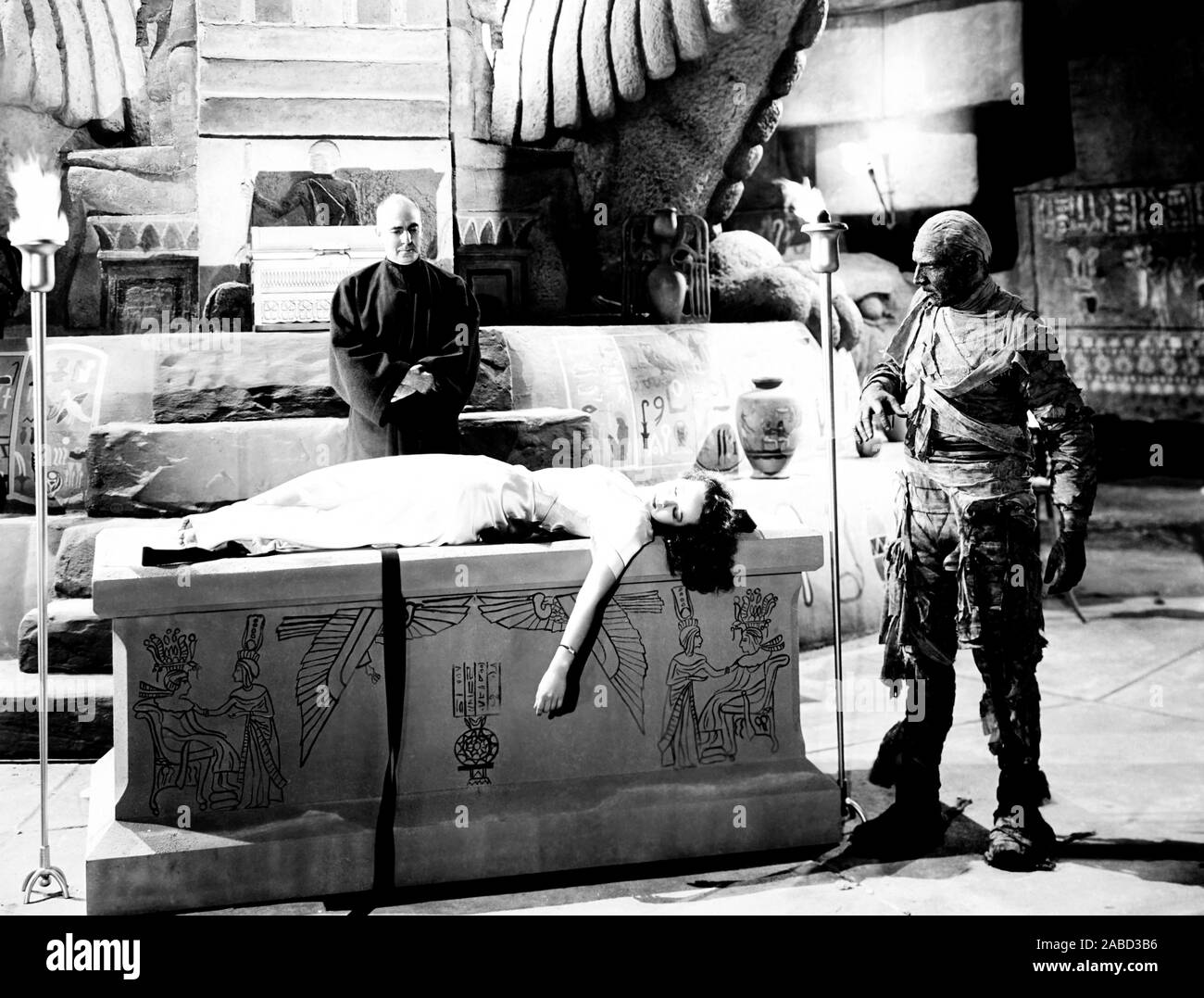 THE MUMMY'S HAND, from left, George Zucco, Peggy Moran, Tom Tyler, 1940 ...