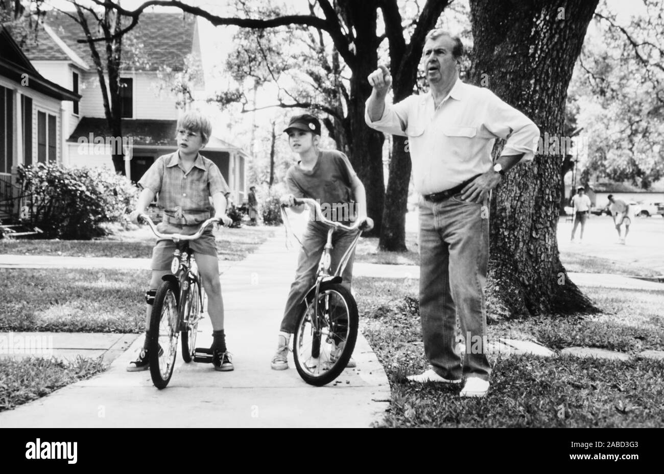 MY GIRL, from left: Macaulay Culkin, Anna Chlumsky, director Howard ...