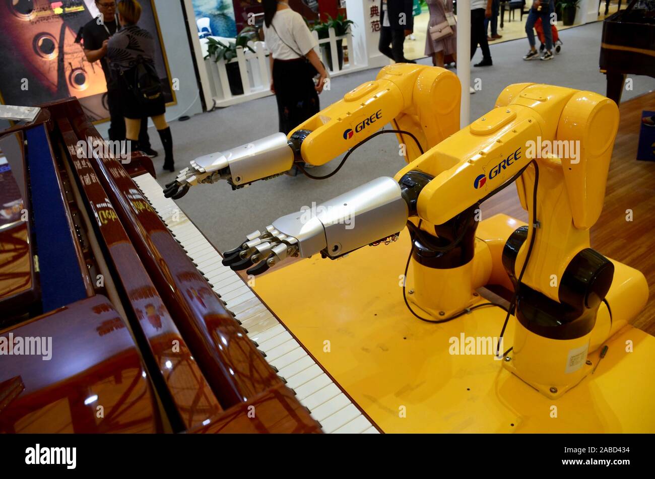 Gree Robot Music Band plays the piano at the 2019 Music China in ...
