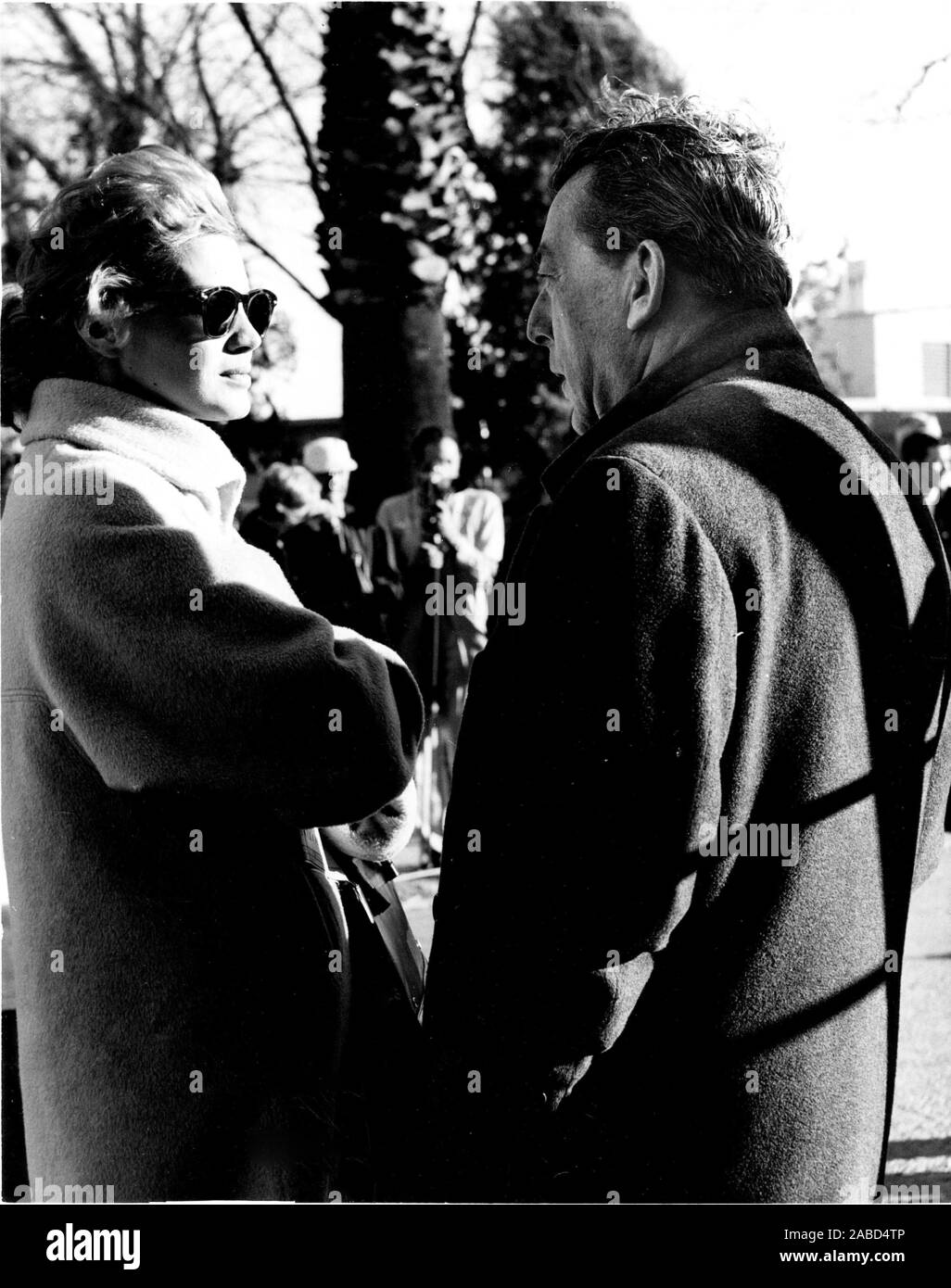 OCEAN'S ELEVEN, from left, Angie Dickinson, director Lewis Milestone ...