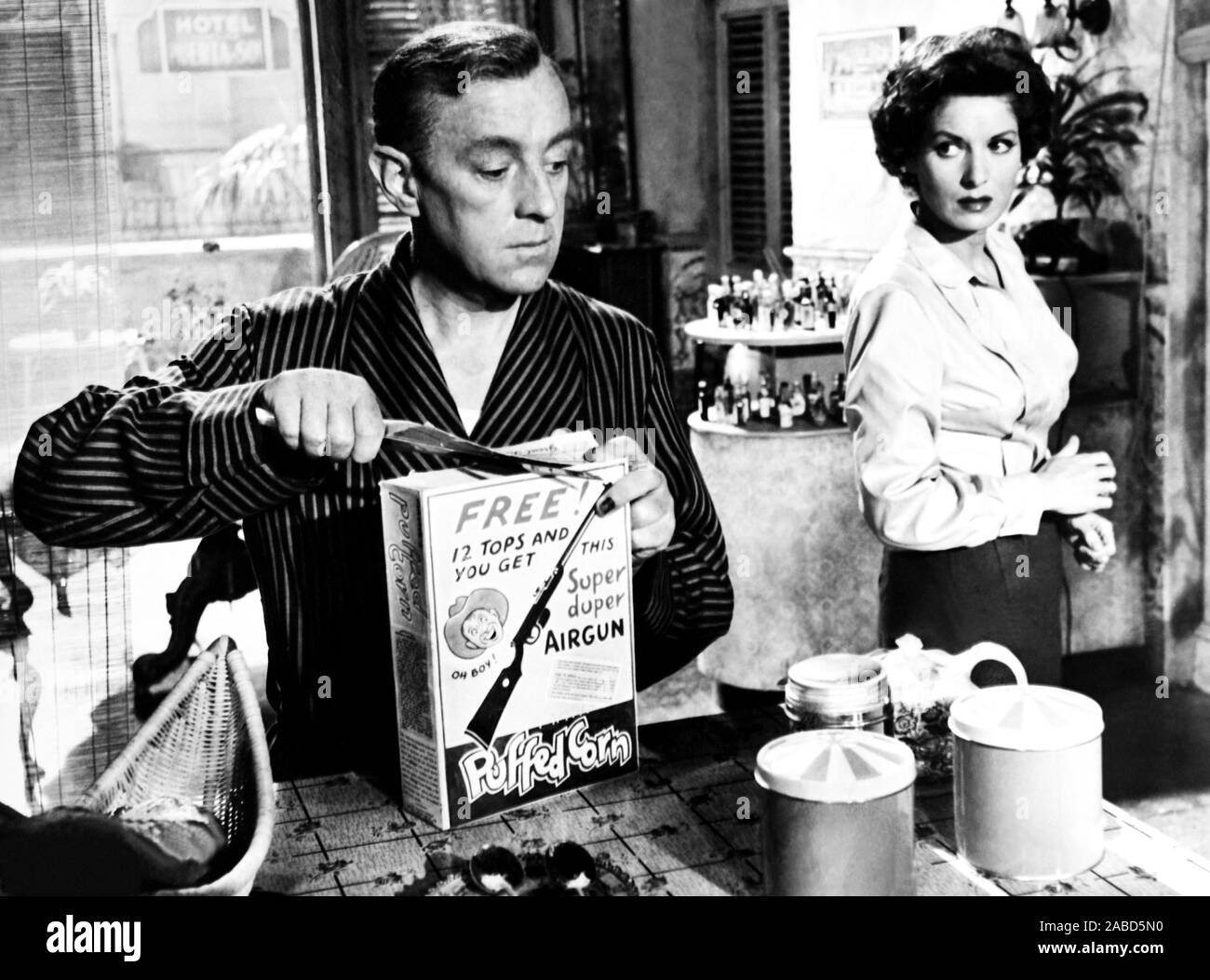 OUR MAN IN HAVANA, from left, Alec Guinness, Maureen O'Hara, 1959 Stock ...