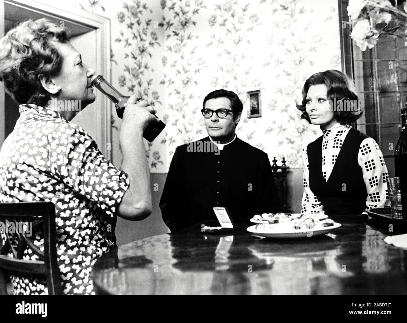 THE PRIEST'S WIFE, (aka LA MOGLIE DEL PRETE), from left, Miranda Campa ...