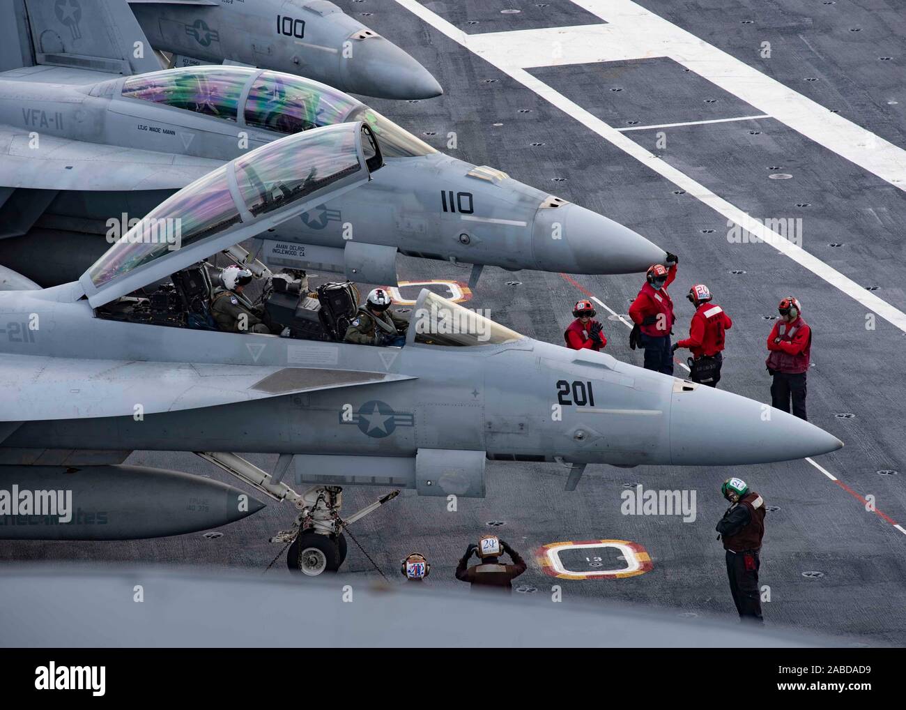 Usn pilots carrier hi-res stock photography and images - Alamy