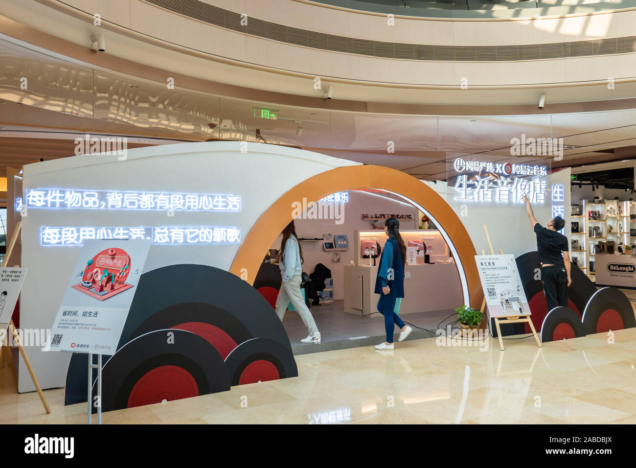 Offline Shopping High Resolution Stock Photography and Images - Alamy