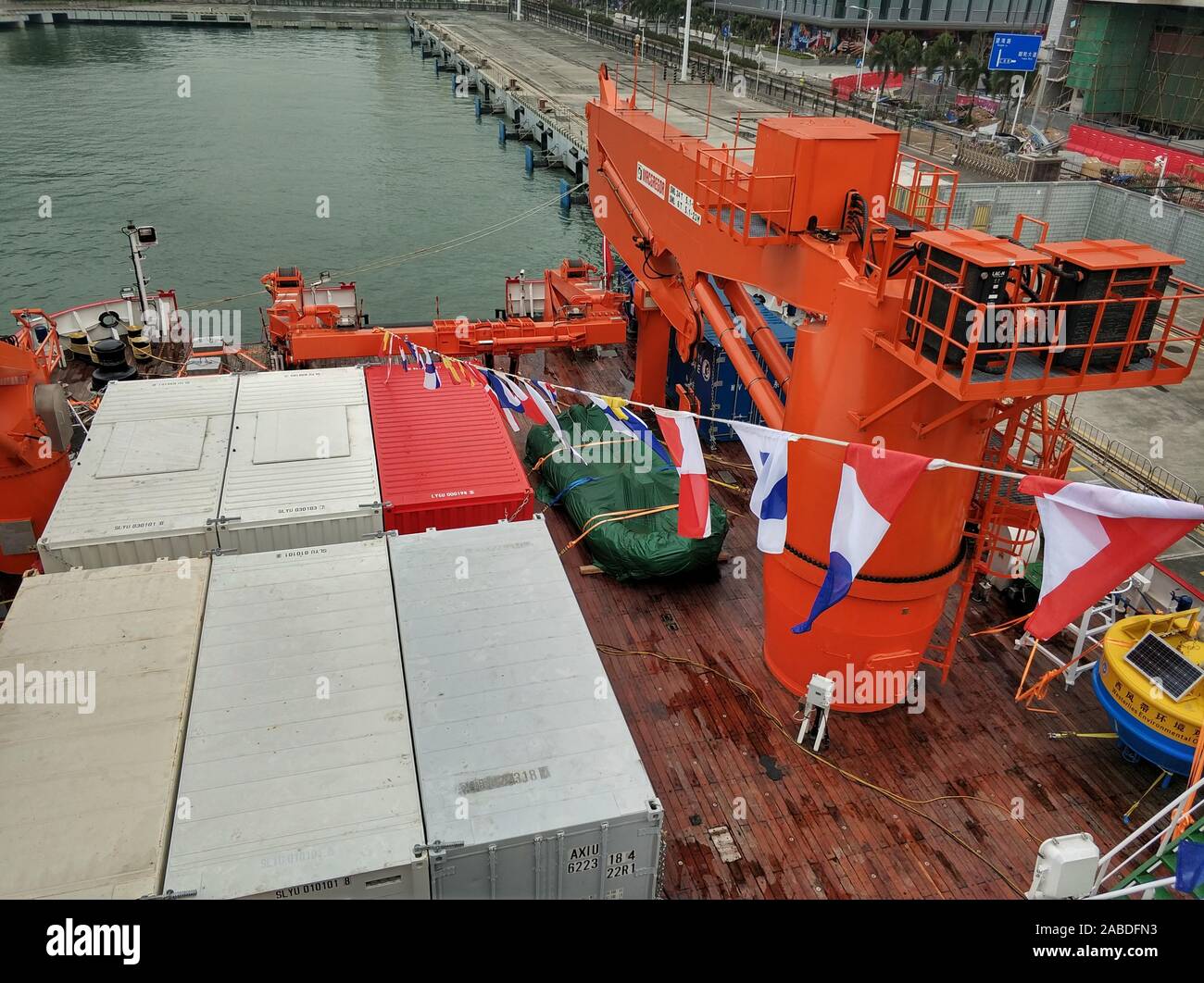 Icebreaking research vessel hi-res stock photography and images - Alamy