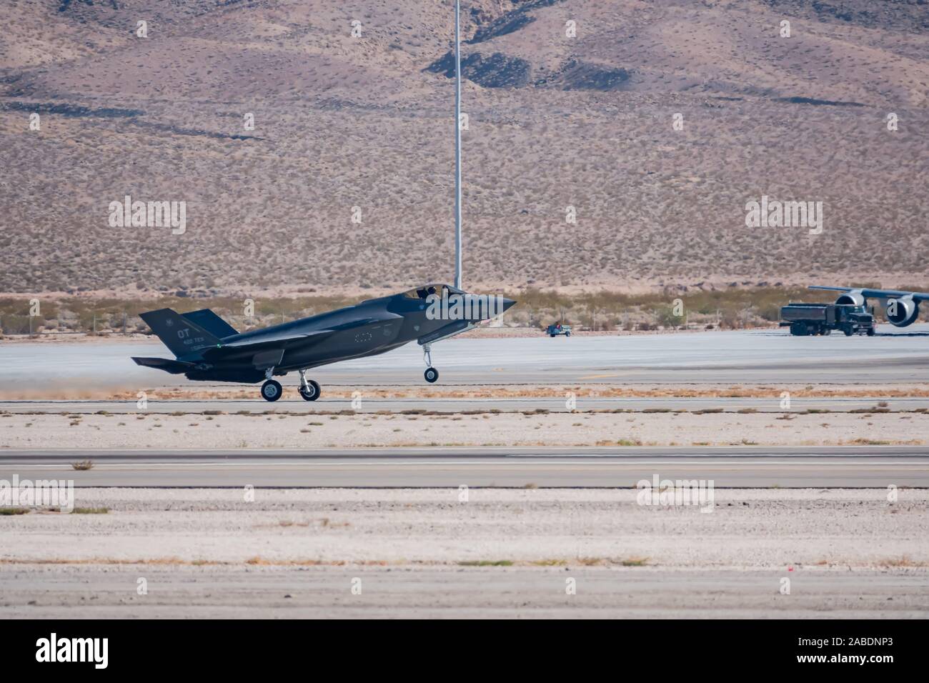 F22 raptor landing hi-res stock photography and images - Alamy