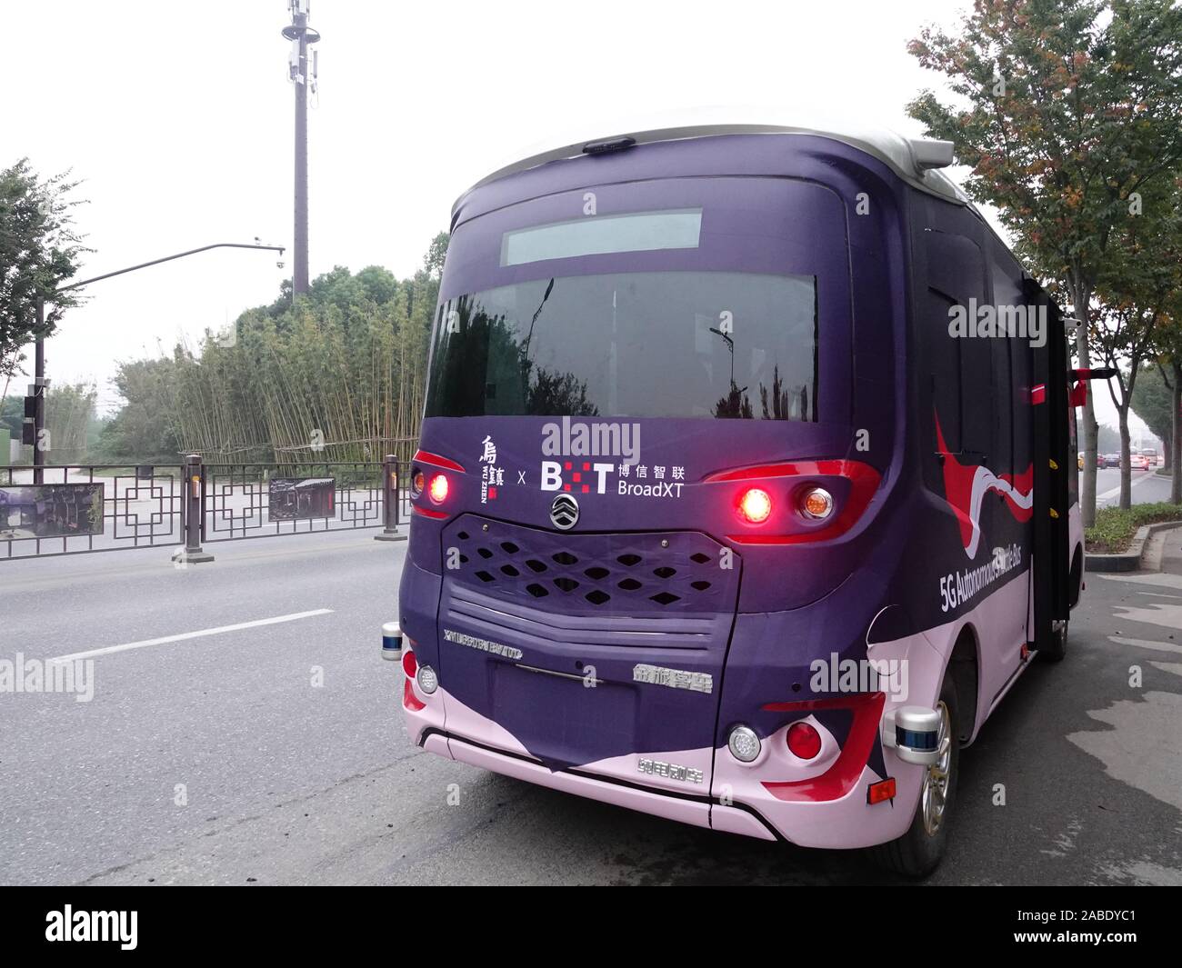Self driving shuttle buses hi-res stock photography and images - Alamy