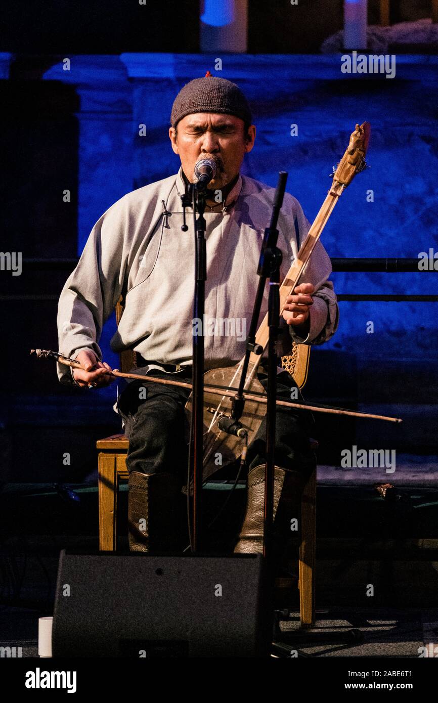 Christians singing hi-res stock photography and images - Alamy