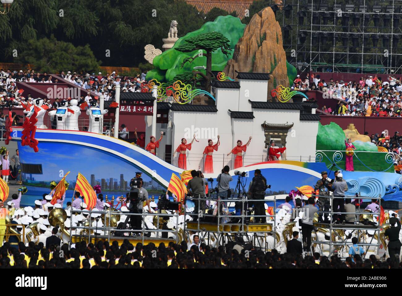 Floats of different cities and provinces pass by Tian'anmen Square ...