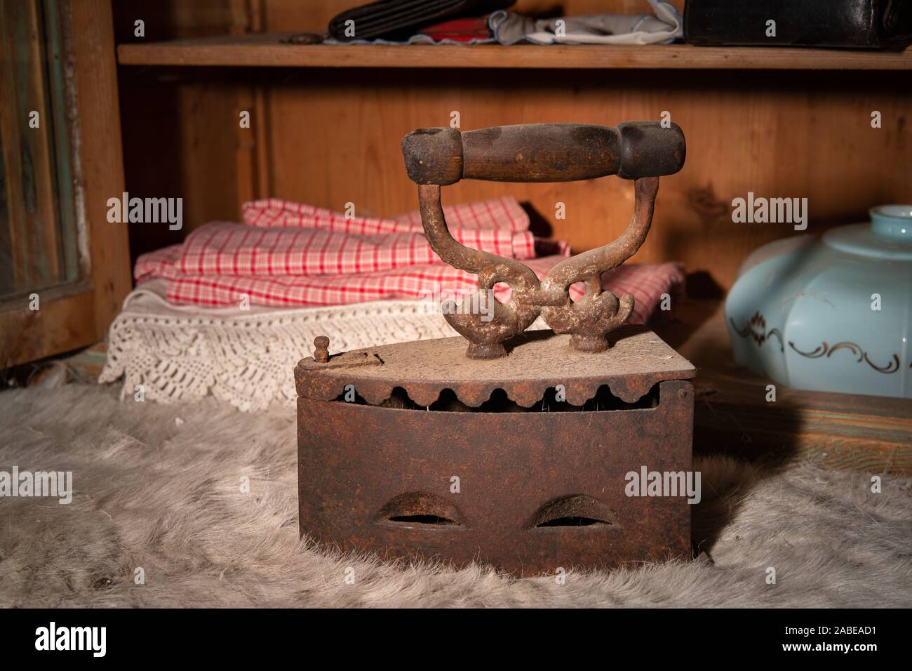 Old traditional ironing machine tool hi-res stock photography and ...
