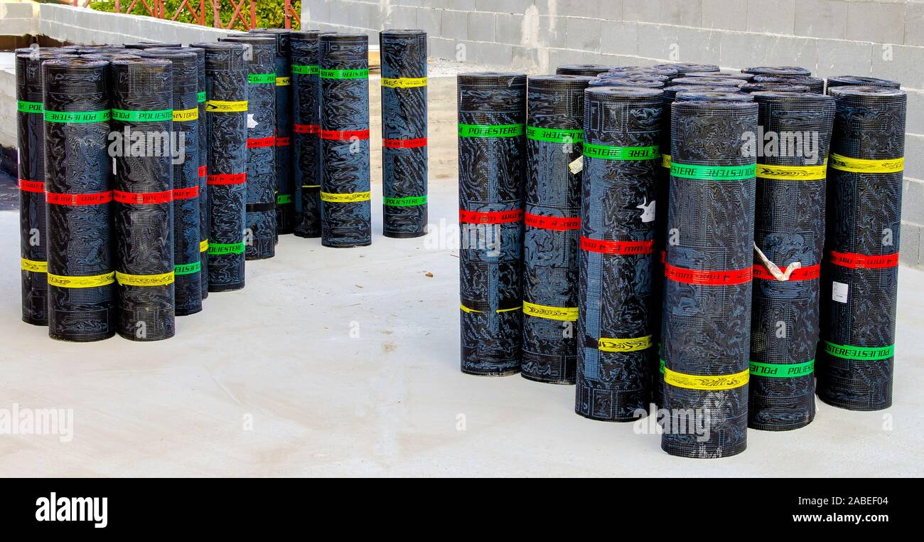 Rolls of bituminous waterproofing membrane for each type of hedge Stock ...