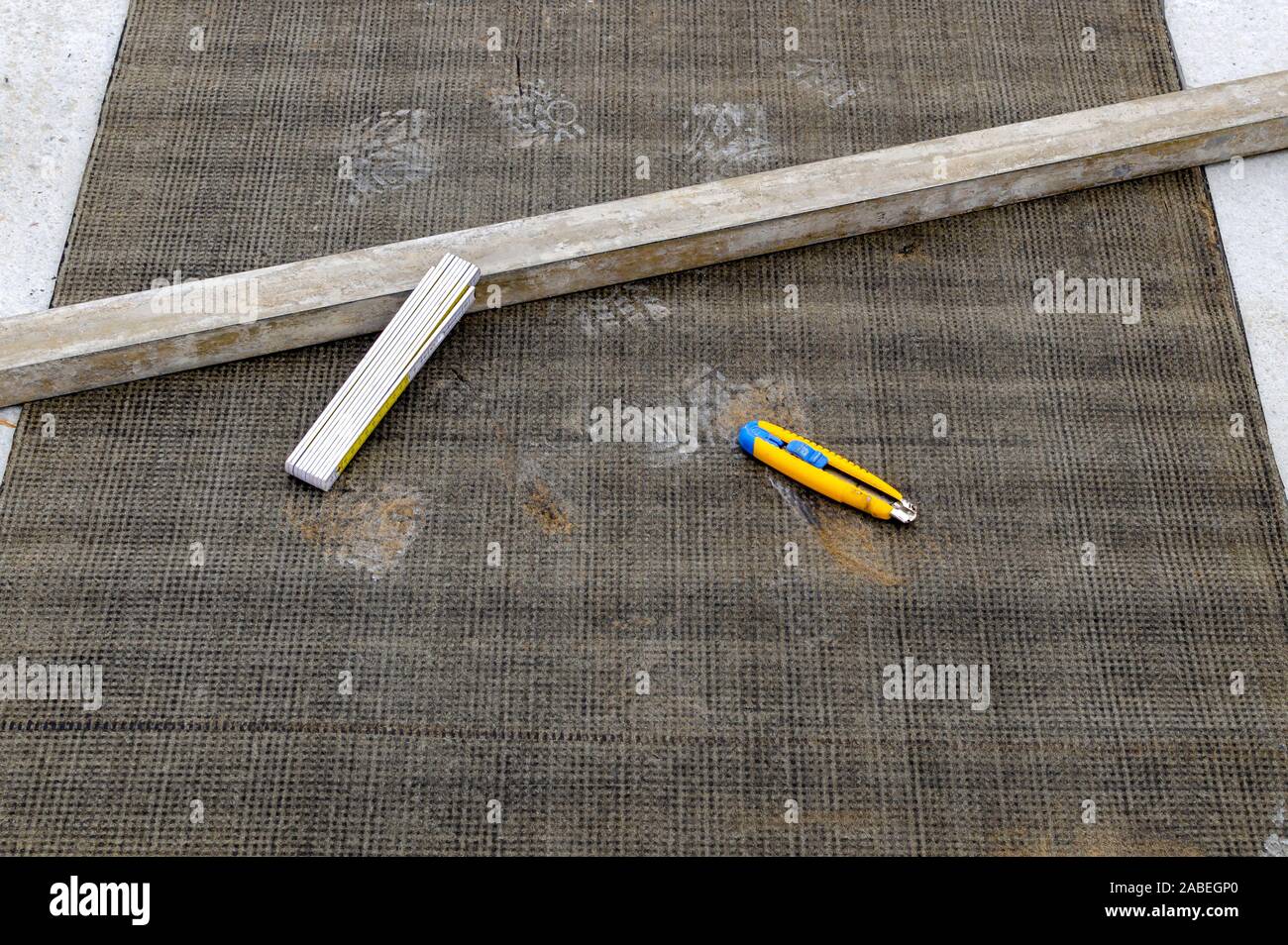 Construction team waterproofing roof membrane hi-res stock photography ...