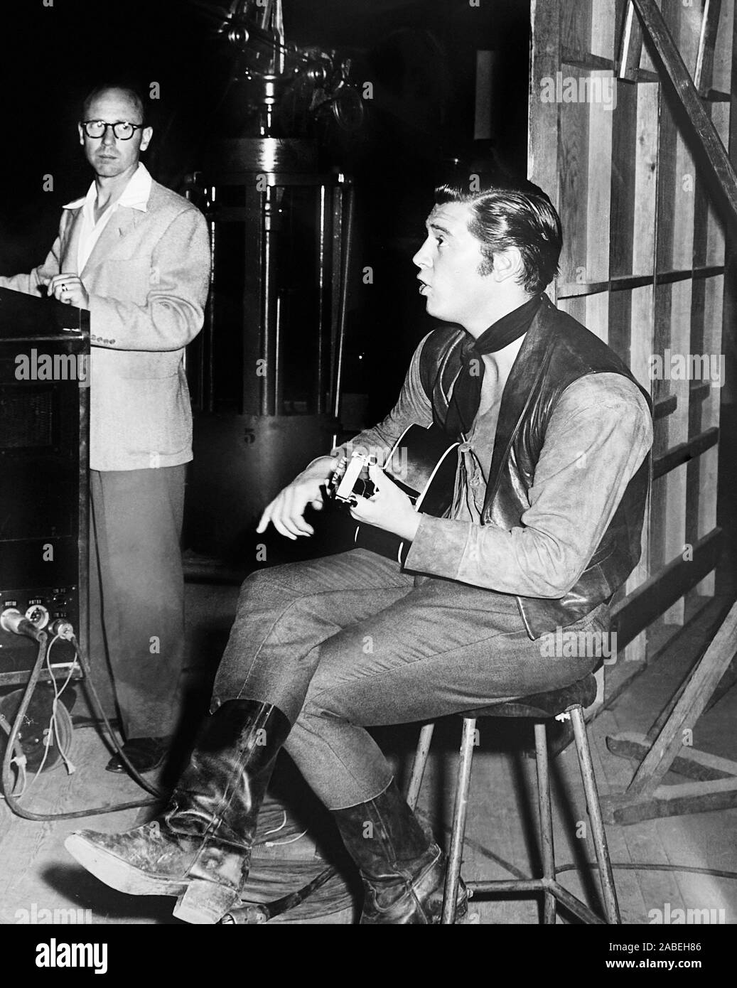 RETURN OF THE FRONTIERSMAN, Gordon MacRae on set, 1950 Stock Photo - Alamy
