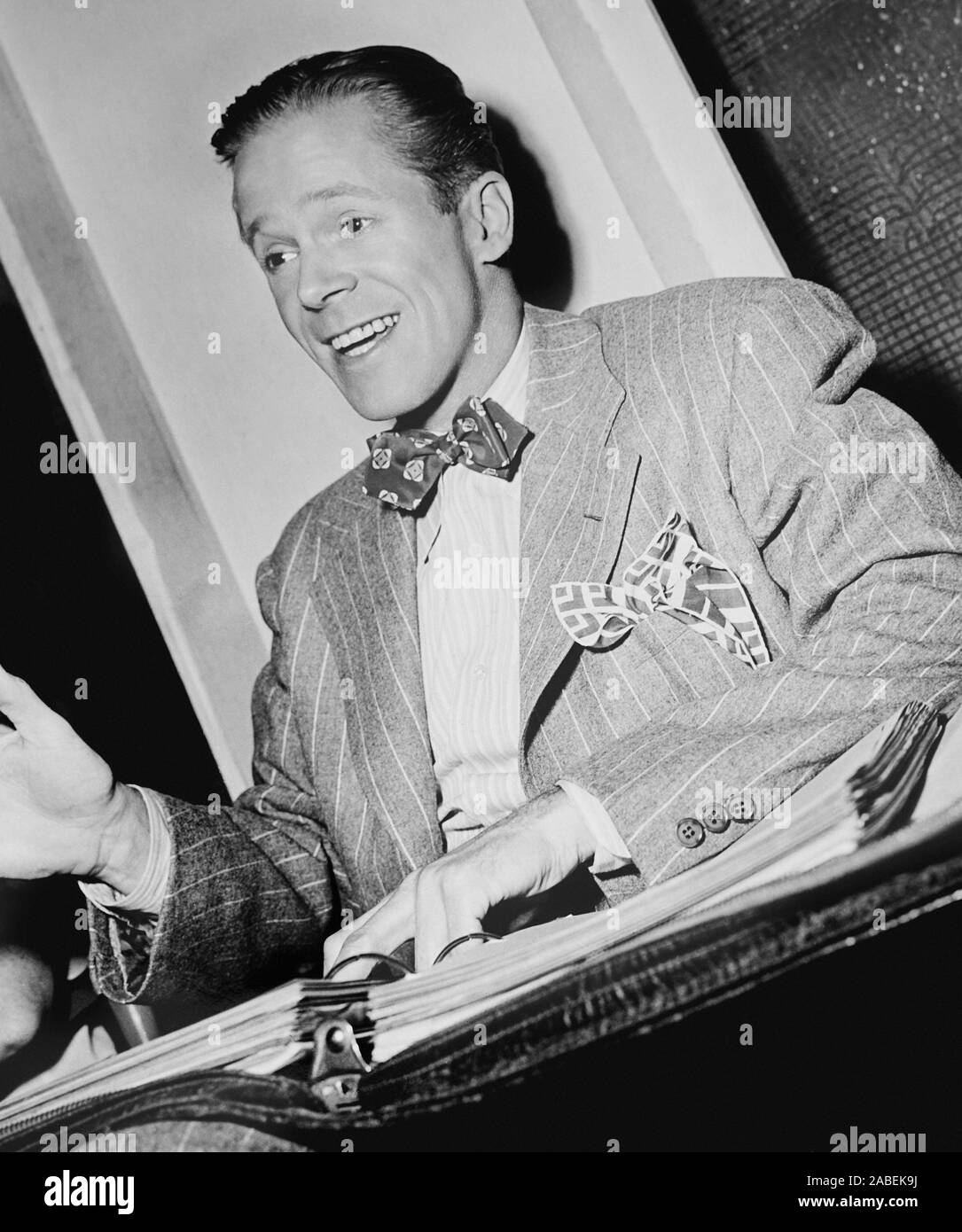 SCARLET STREET, Dan Duryea on set, 1945 Stock Photo - Alamy