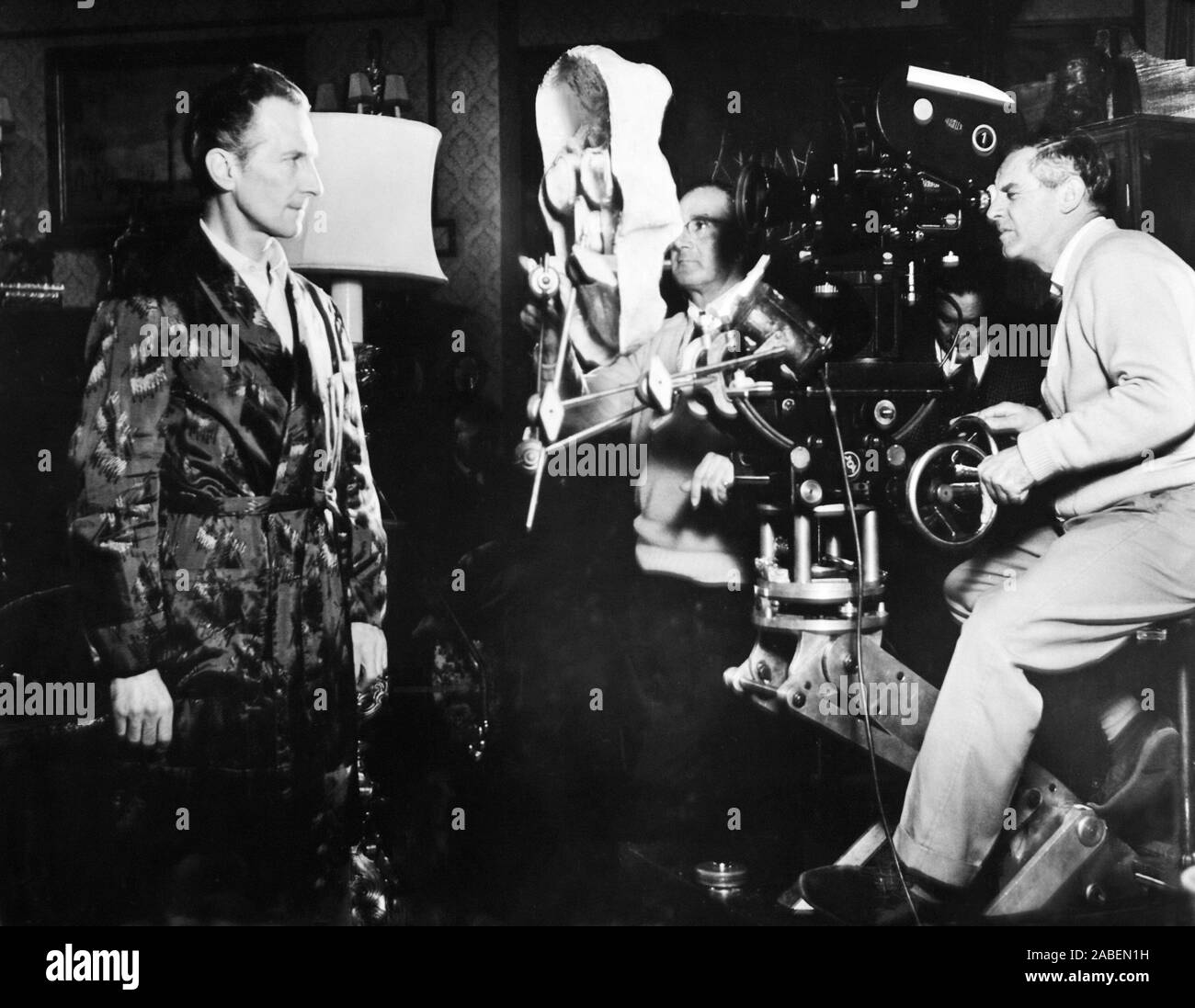 THE SKULL, Peter Cushing (left) filming on set, 1965 Stock Photo - Alamy