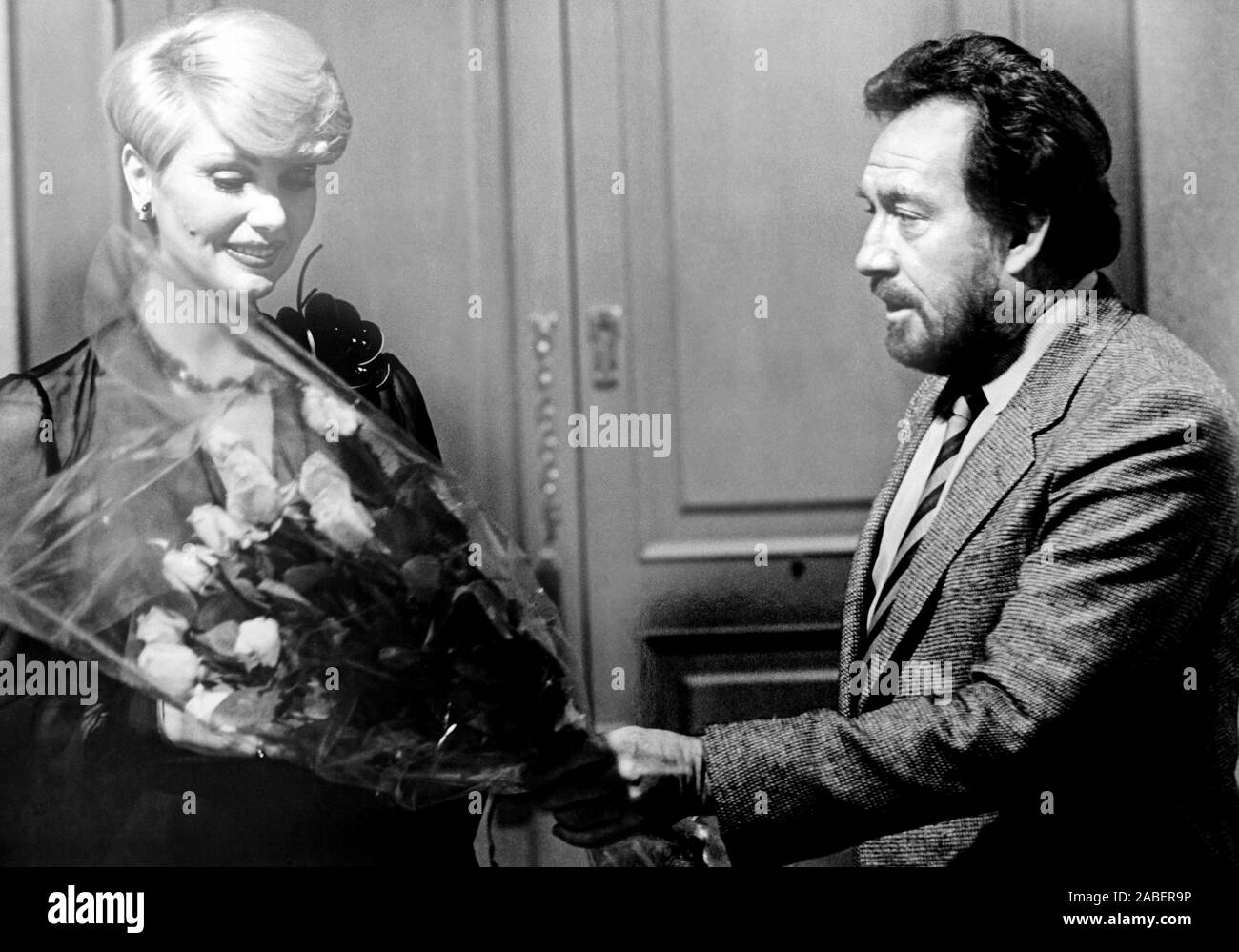 SUNDAY LOVERS, (aka LES SEDUCTEURS), from left, Sylva Koscina, Ugo ...