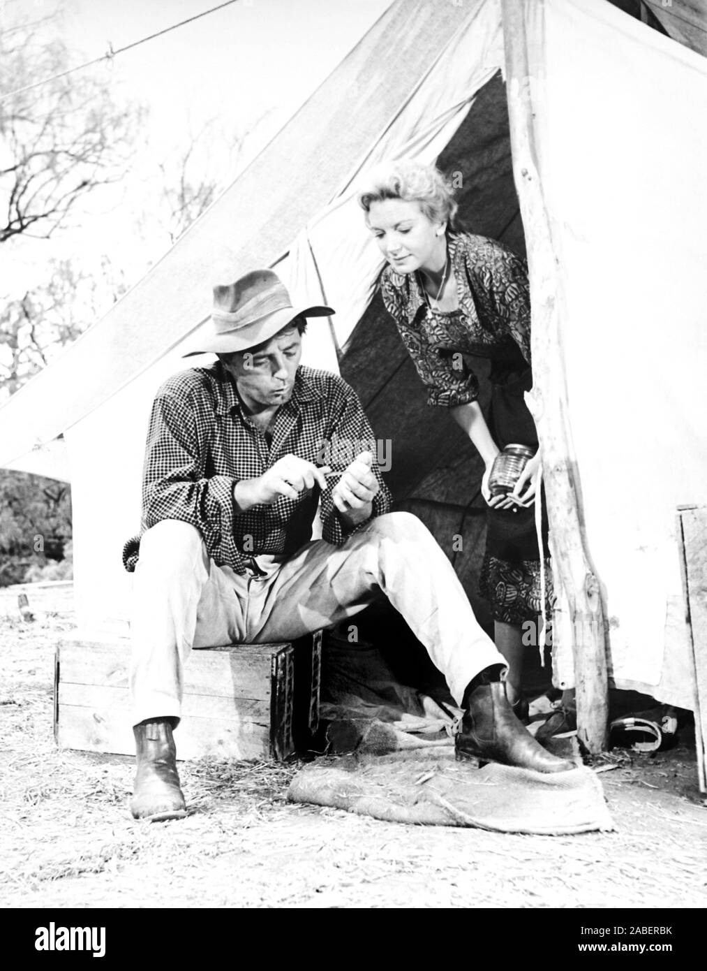 THE SUNDOWNERS, from left, Robert Mitchum, Deborah Kerr, 1960 Stock ...