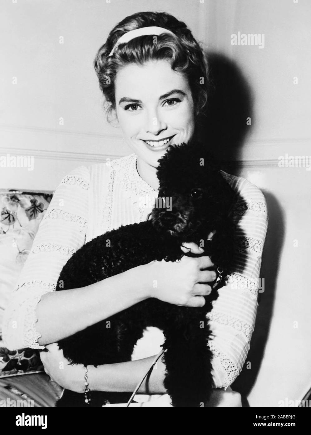 THE SWAN, Grace Kelly and friend on set, 1956 Stock Photo - Alamy