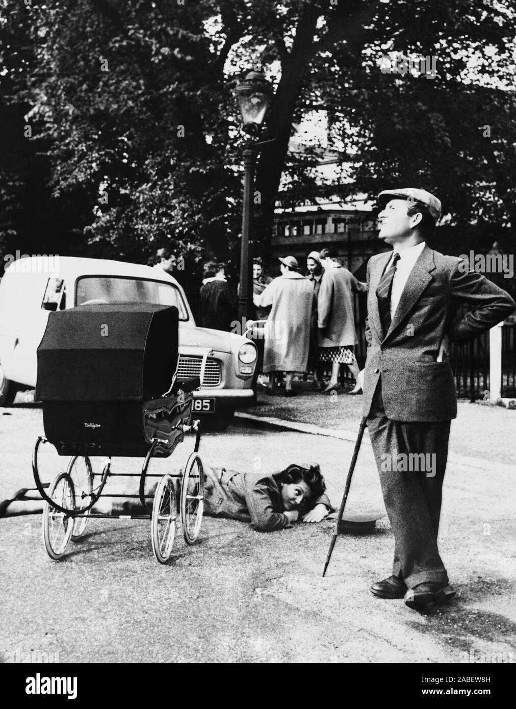 THE 39 STEPS, front from left: Faith Brook, Kenneth More waiting to ...