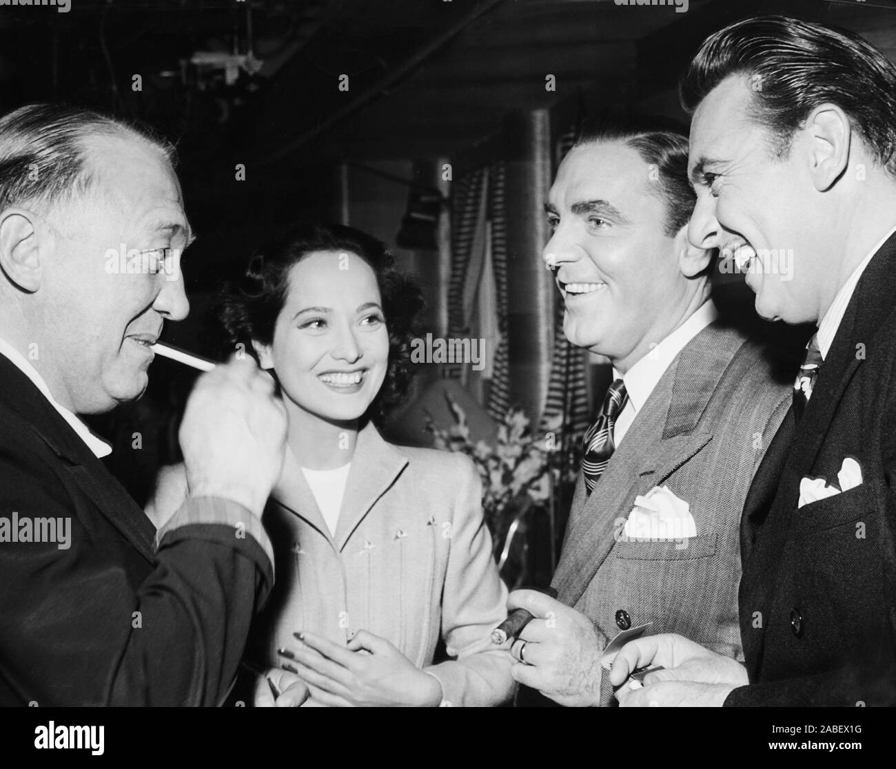 'TIL WE MEET AGAIN, from left: director Edmund Goulding, Merle Oberon ...