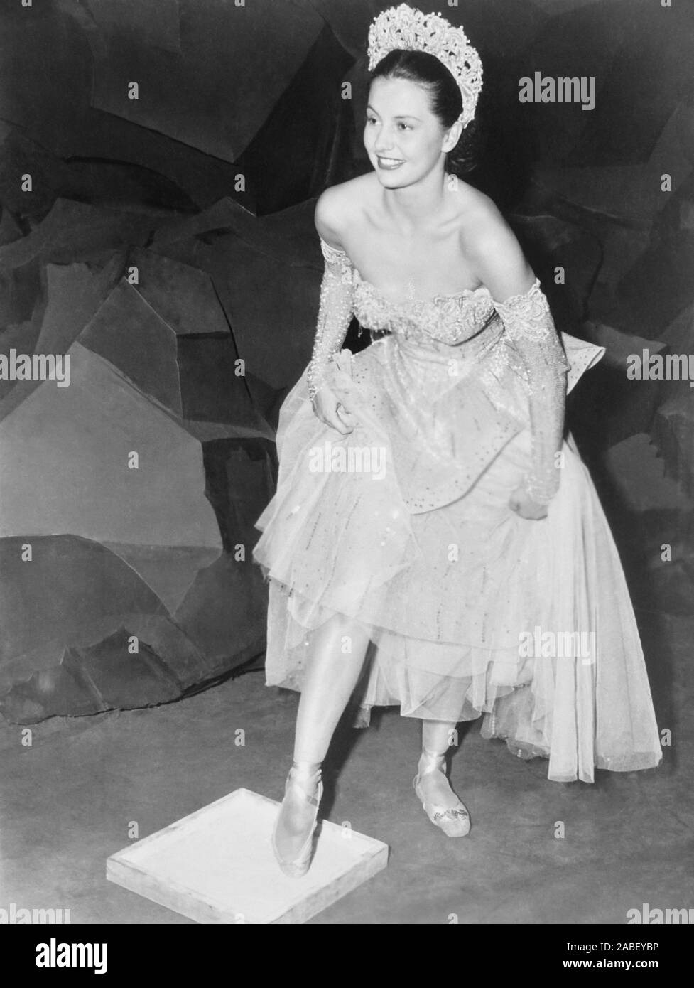 THE UNFINISHED DANCE, Cyd Charisse applying resin to her dancing shoes ...