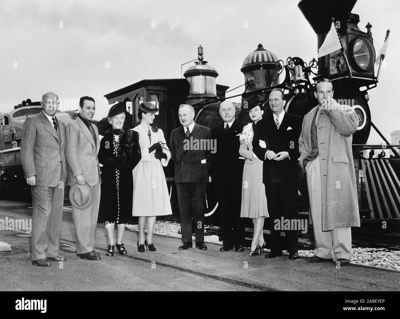 UNION PACIFIC, from left: director Cecil B. De Mille, George Raft ...