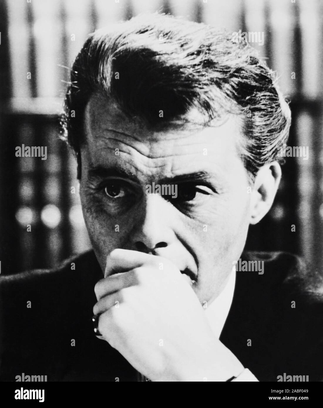 VICTIM, Dirk Bogarde, 1961 Stock Photo - Alamy