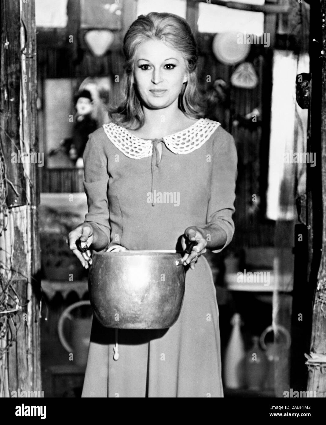 THE WITCHES, (aka LE STREGHE), Silvana Mangano, 1967 Stock Photo - Alamy