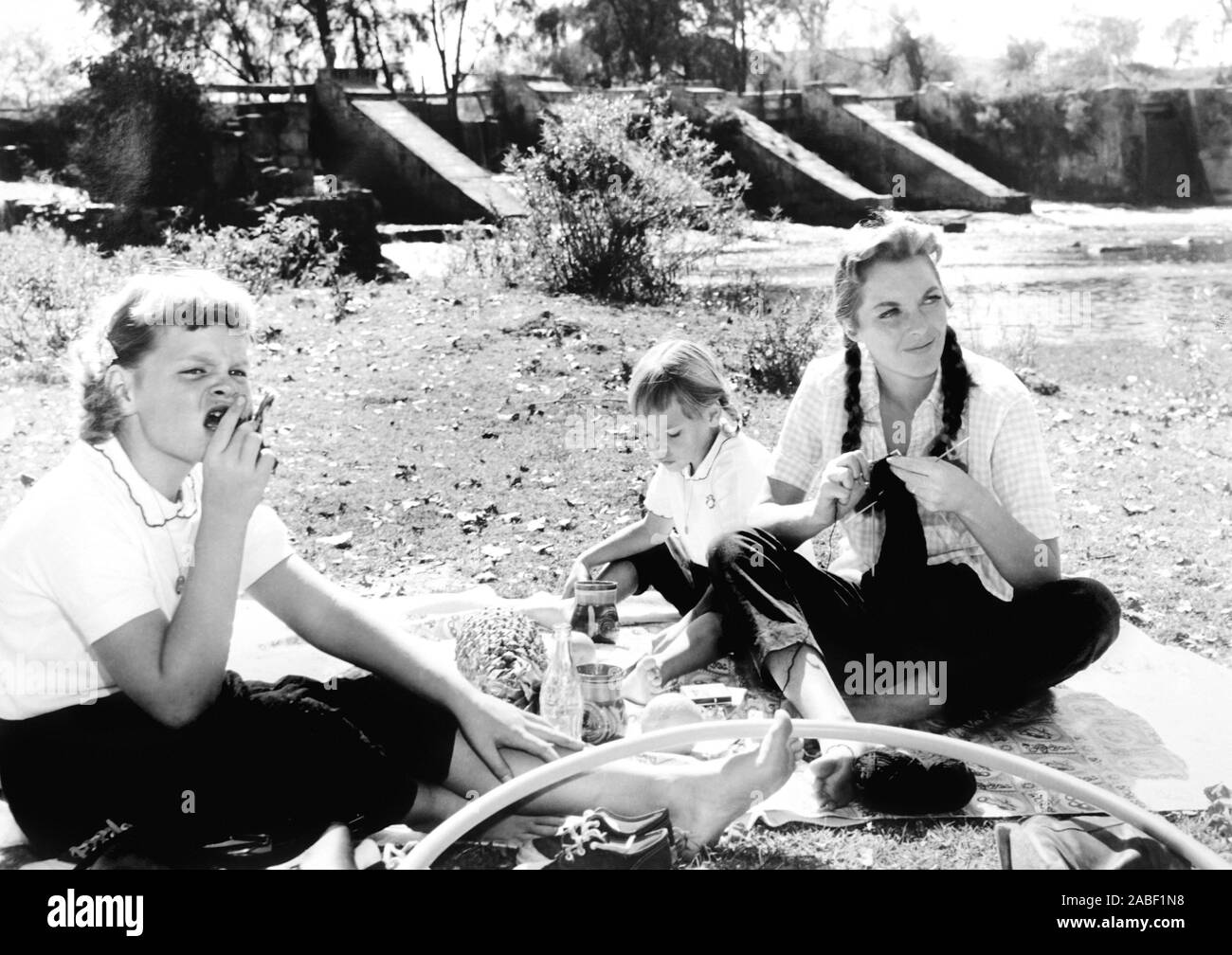 THE WONDERFULL COUNTRY, Julie London (right) with daughters Stacy Webb (left) and Lisa Webb on ...