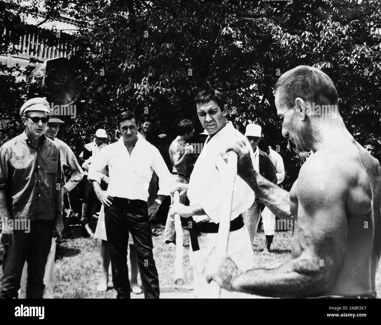 YOU ONLY LIVE TWICE, director Lewis Gilbert (left), Sean Connery ...